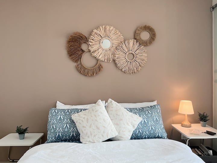 Romantic Getaway In Tagaytay W/ Karaoke & Netflix! - Tagaytay