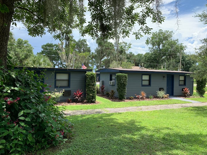Cute 2 Bedroom Cottage At Lakeside Retreat - Lake Wales, FL