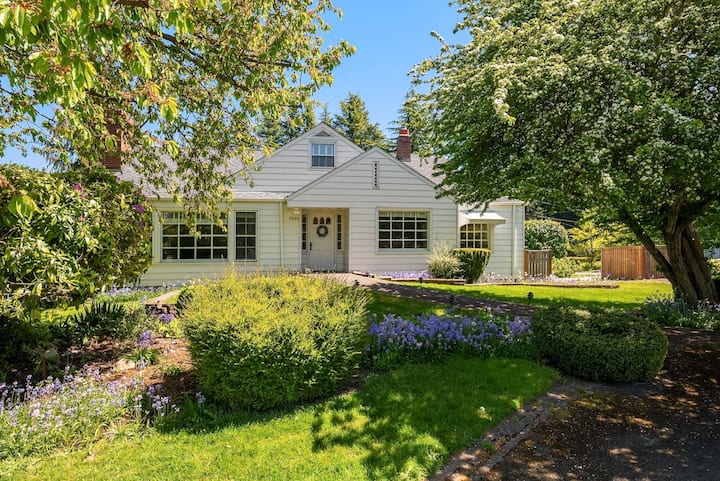 Historic 6 Bedroom Bayside Home With Private Beach - Seattle, WA