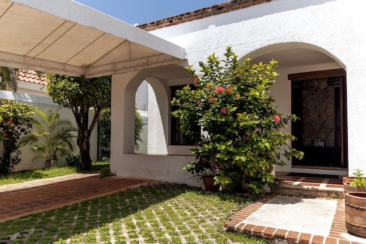 Casa Familiar Comunicada Segura Y Cómoda - Cancún