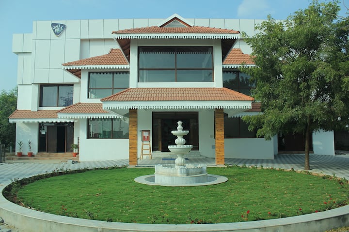 Pool Side Rooms With Sports Facilities - Thoothukudi