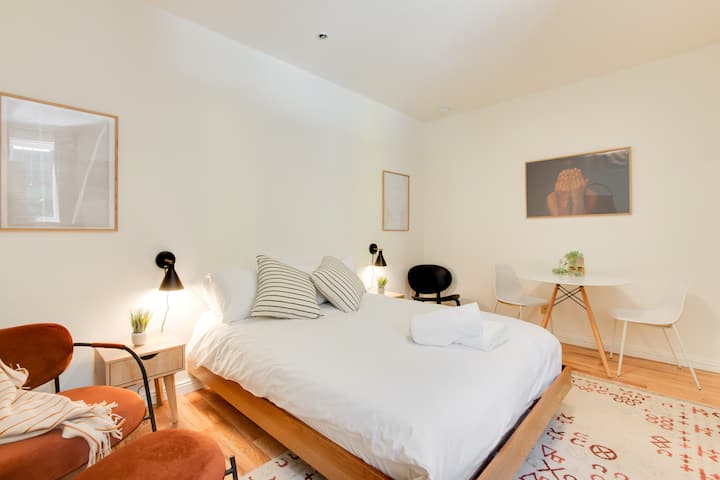 Standard Inn Room In The Heart Of Montreal's Scene - Montreal