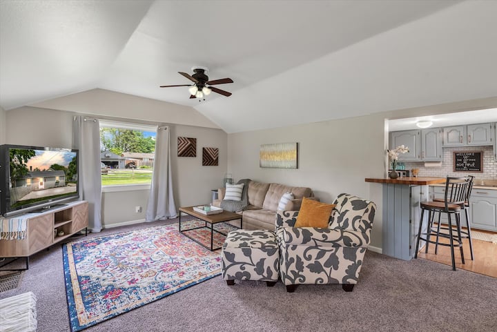 ★Uptown Maumee Renovated Cottage By The River★ - Holland, OH