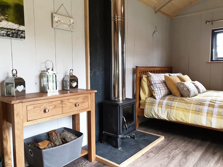 Cosy 1 Bedroom Shepherd's Hut With Indoor Fire - Wrexham