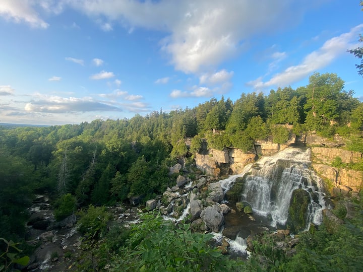 The Inglish Cottage: A Waterfall Getaway - Owen Sound