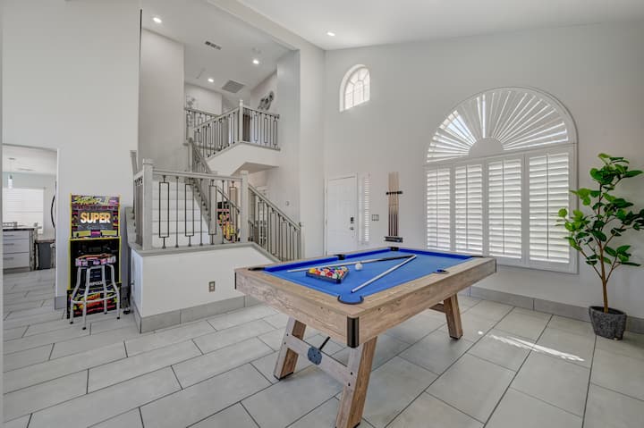 Luxe Vegas Home- Game Room & Pool 7 Beds-14 Guests - Las Vegas