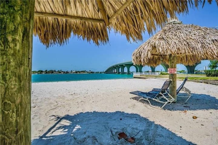 Visit Paradise! Remodeled 2-bed/2-bath Condo. - St. Petersburg, FL