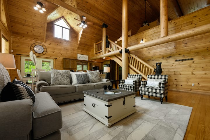 Location! Log Cabin! Sleeps 6,  No Scary Roads! - Walland, TN