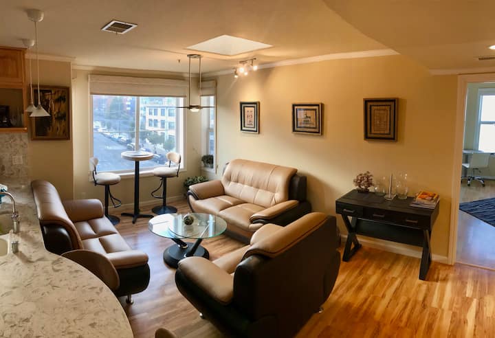 Semi-circle Modern Room / Private Street Entrance - San Francisco, CA