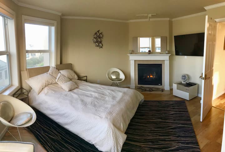 Semi-circle Modern Room / Private Street Entrance - San Francisco, CA