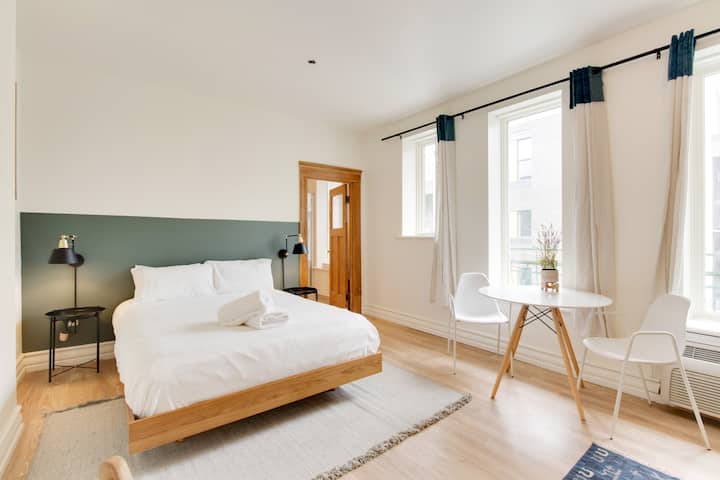Suite W/bathtub In The Heart Of Montreal's Scene - Montreal