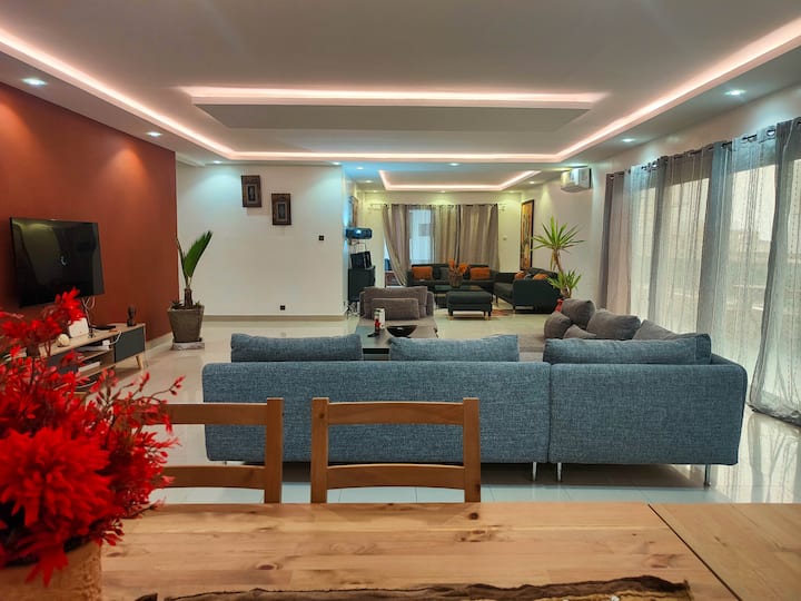 Appartement De 4 Chambres. 300 M2 Ngor/almadies - Senegal
