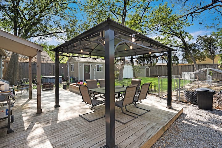 Entire Home W Hottub By Lake/arboretum- Pets Ok! - Dallas, TX