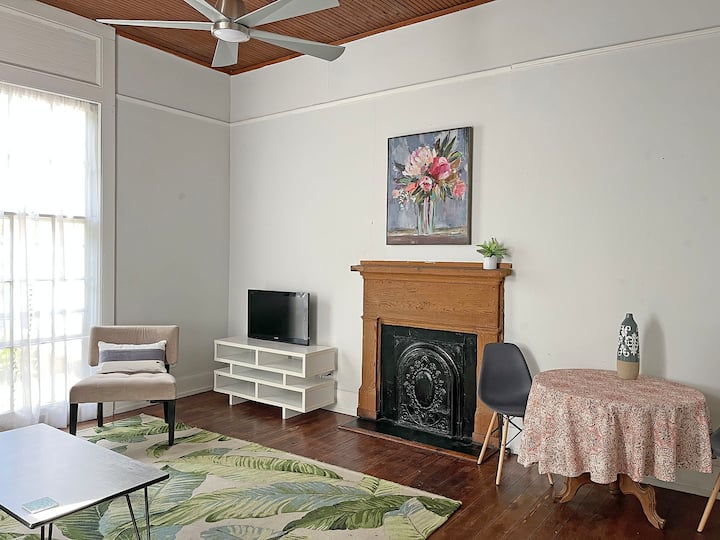 Sun Streaked Charmer In Old East Hill Downtown - Gulf Breeze, FL