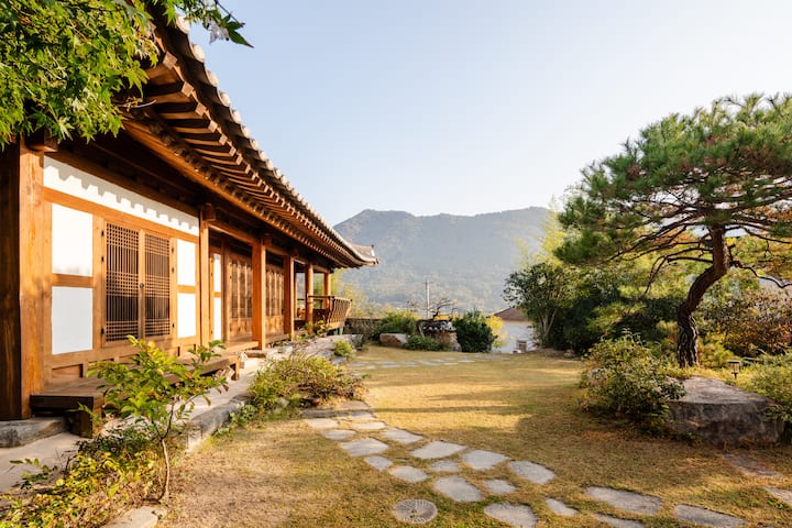 우아하고 멋스러운 전통한옥 내 무료주차 야외바베큐 시설 및 넓은 잔디  담은 한국 아름다움 - Gimhae