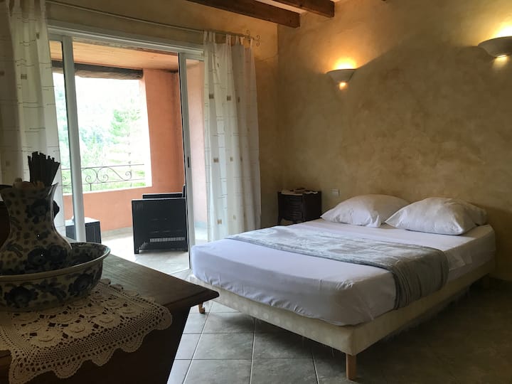 Chambre Avec Vue. «&nbsp;La Romaine&nbsp;» Dans Un Camping - Gréolières les Neiges