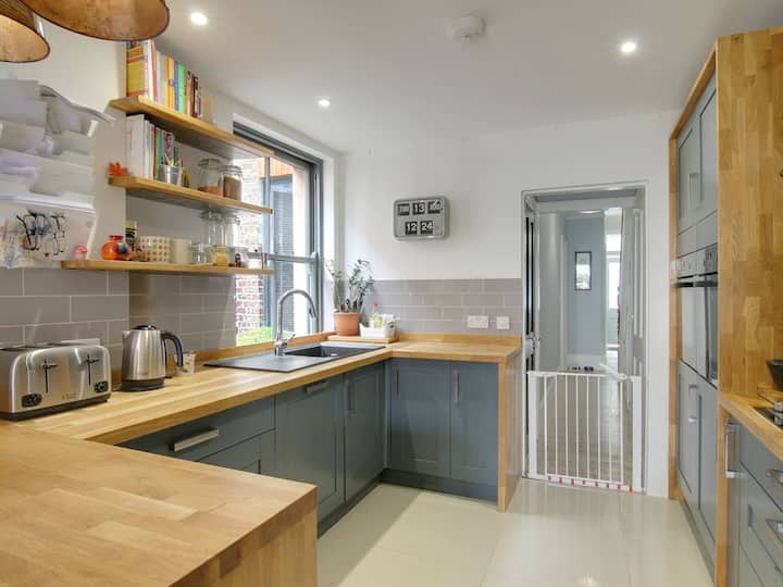 Central 2-bed House With Garden, Next To Park - Steyning