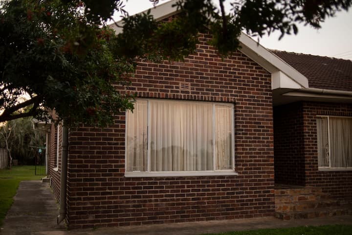 Vintage Three Bedroom Home - East London