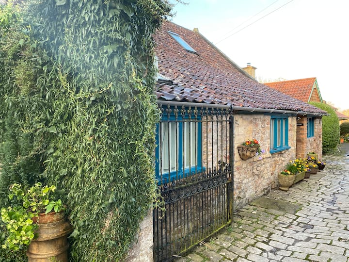 Gardener's Cottage, Part Of A 16th Century Manor. - Cheddar