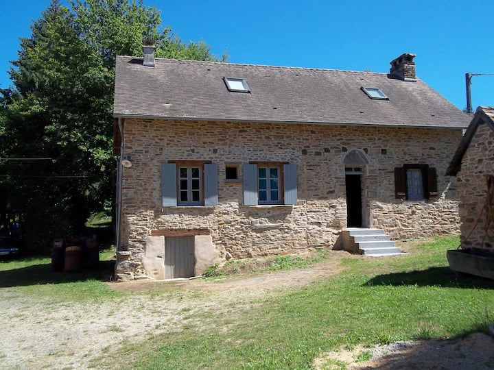 Maison 18ème En Pierres Au Milieu D'un Espace Vert - Saint-Yrieix-la-Perche