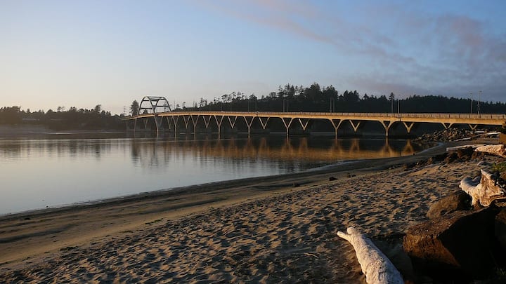 Open, Spacious, 5 Bedroom Coastal Comfort! - Waldport, OR