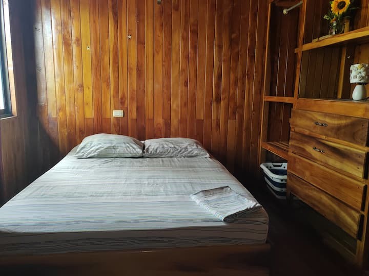 Rustic Room With Pool Access @Hostelmarisol - 哥斯大黎加