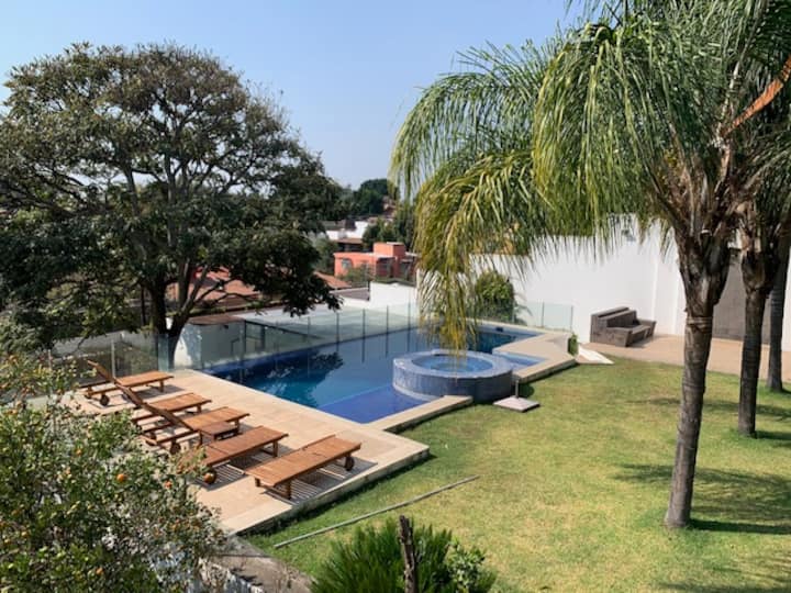 Espectacular Casa Con Alberca Y Gran Jardín - Cuernavaca