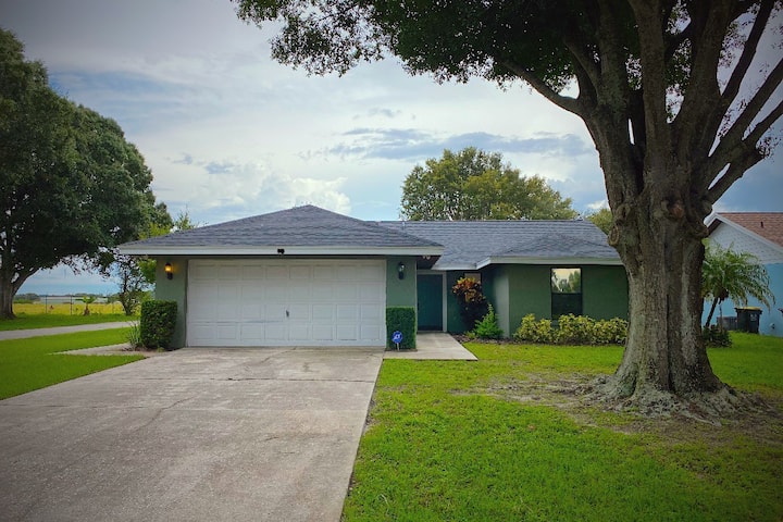 Relaxing 3 Bedroom Home With A Pool! - Winter Haven, FL