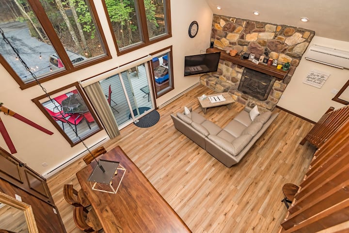 5 Bedrooms Firepit+ Hottub Linens Golf Lake Kayak! - Lake Harmony, PA