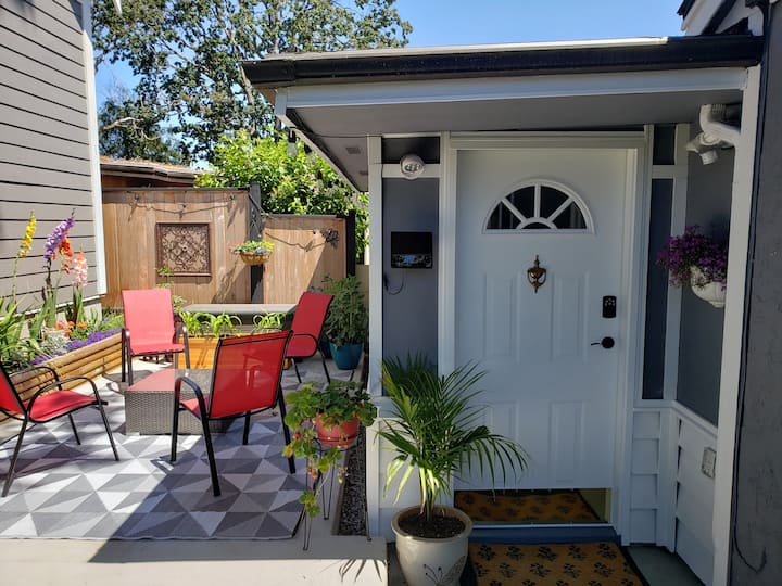 Private Cozy Guest Suite - Central Victoria - Saanich