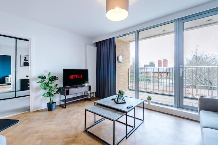 2 Bed Apt With Private Balcony In City Centre - Manchester