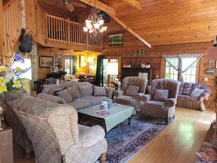 Tahimek Mountain Lodge Room 102 - Sylva, NC
