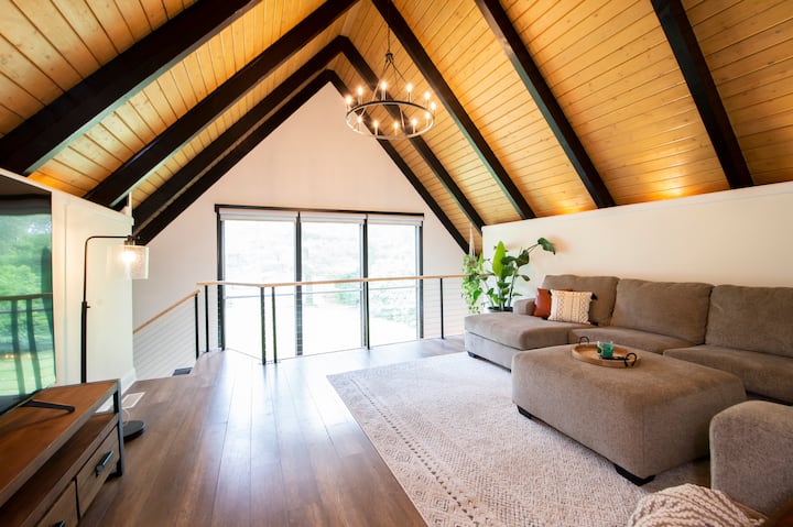 Unique A-frame Retreat•prime Location•custom Bath - Castleton, IN