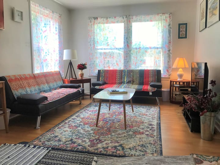 Bright And Sunny Skokie Apt With Free Parking - Skokie, IL