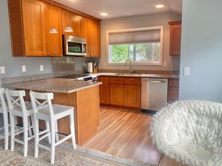 Sunny One Bedroom Flat With Private Yard - Tigard, OR