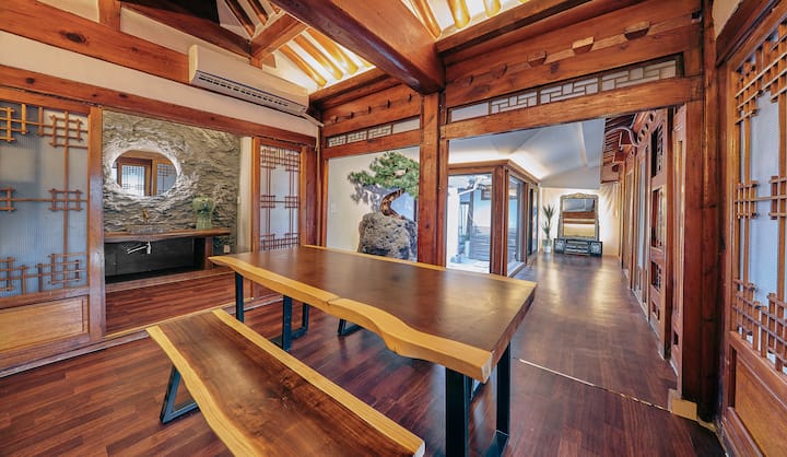 '고운 안채' 북촌 최고의 전망 넓은 통창 예스러운 운치 한옥 - Seoul