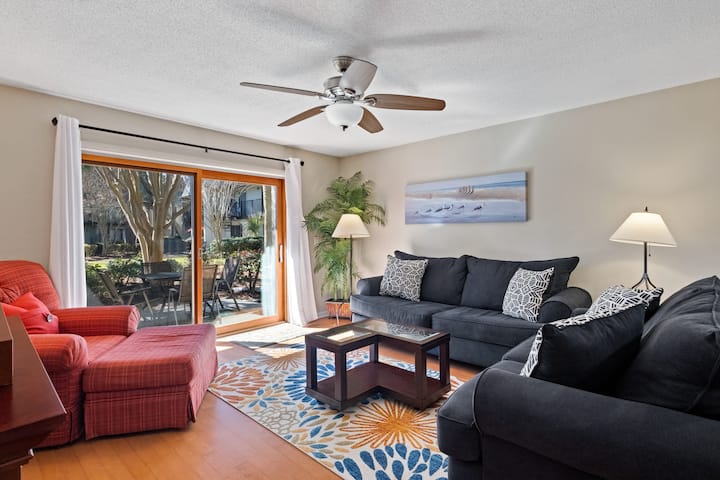 No Stairs, 2/2 Condo, Easy Walk To Beach & Coligny - Hilton Head Island, SC