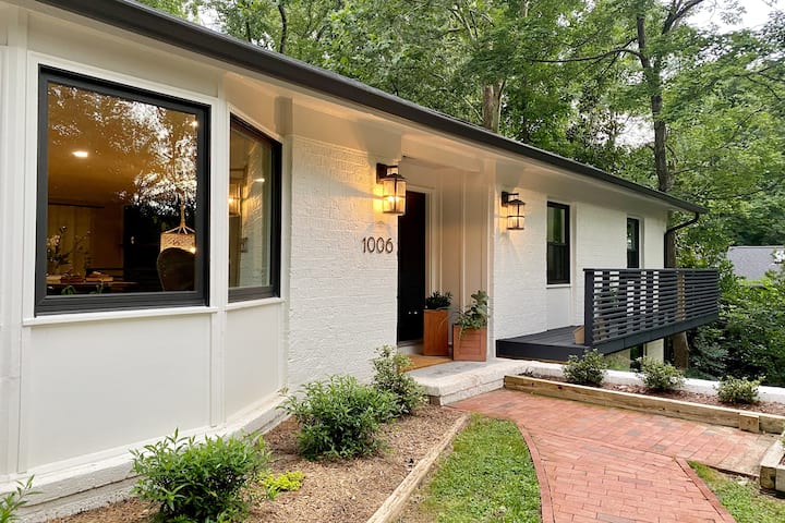 Franklin Retreat:  Unc/duke  |  Parking  |  Patio - Chapel Hill, NC