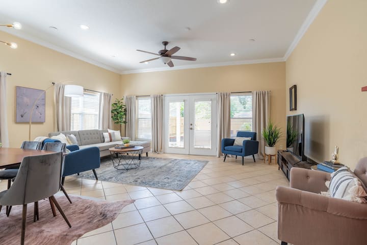 ★Modern Dt Home★king Bed☀️patios✔long Stays⚡️wifi★ - Orlando, FL