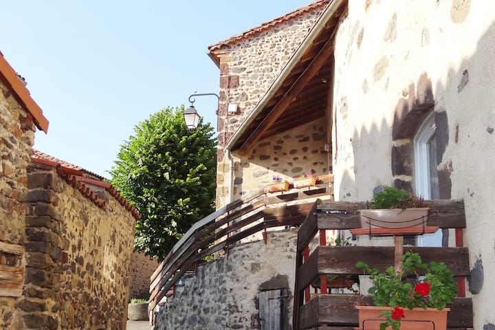 Village Et Rivière - Auvergne