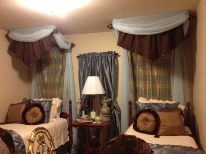 Victorian Rental Getaway (Blue Room) - Maryville, MO