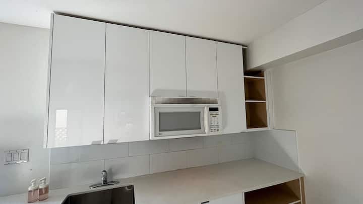 Entire Bachelor Flat By Skytrain-with New Kitchen - Vancouver