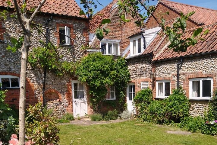 Characterful 3 Bedroom Cottage - Burnham Market