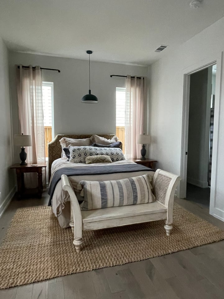 Spacious Studio 3 Blocks Off St. Charles Avenue - New Orleans, LA