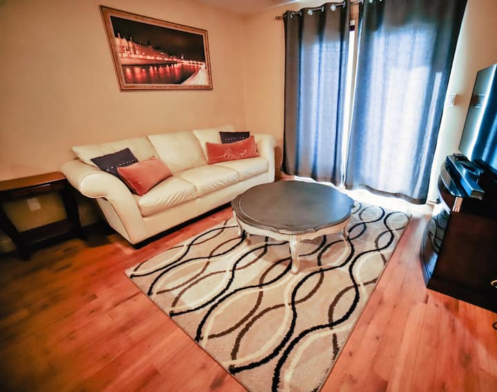 Lovely Immaculate 3 Bedroom And 2 Bathroom Condo - Wainwright