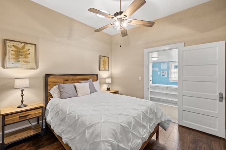 Walkable Downtown Private 2bed/1bath, Close Hiking - Colorado Springs, CO
