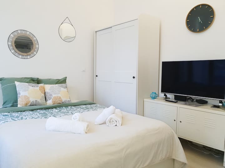 Exigehome-la Petite Cour De Versailles - Versailles