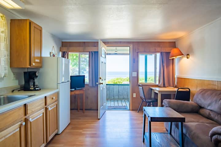 Cabin #19-1 Queen Bedroom With Kitchen - Oceanside, OR