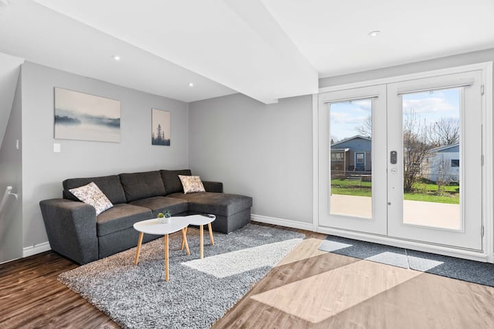 Comfy Walk-out Suite W/75inch Tv+parking & Laundry - London, ON, Canada