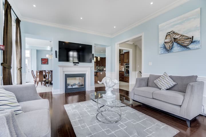 Luxurious 5 Bedroom Spacious Bright Villa, Big Lot - Brampton